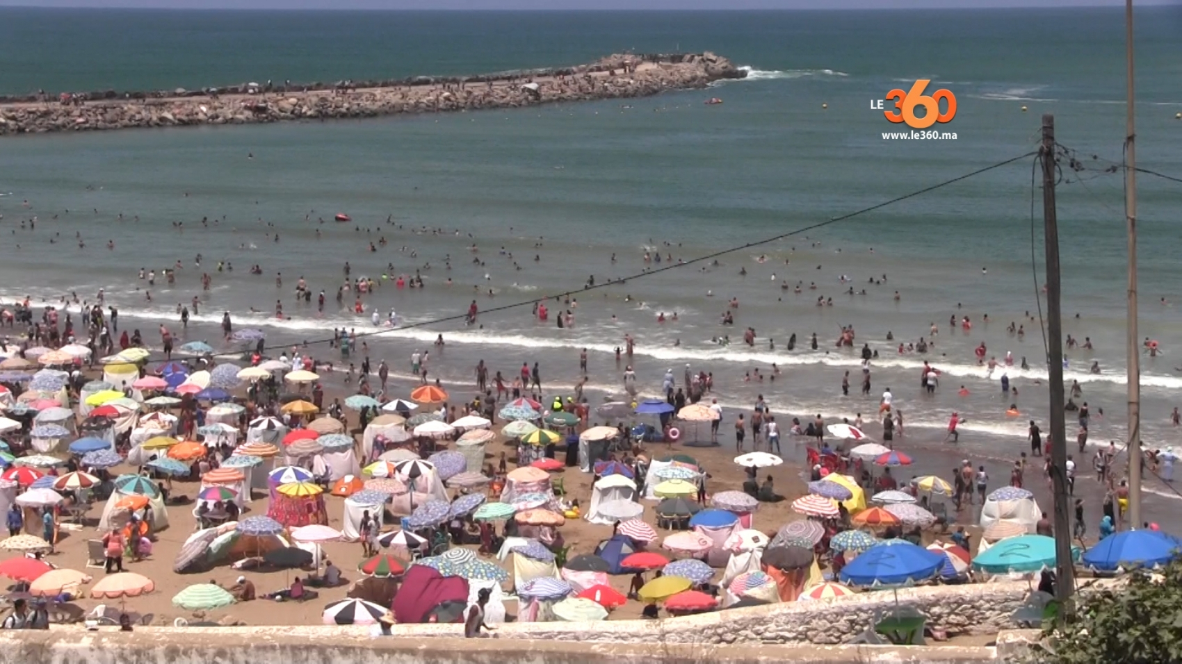 Vidéo. Des estivants japonais et italiens à la plage de Rabat | le360.ma