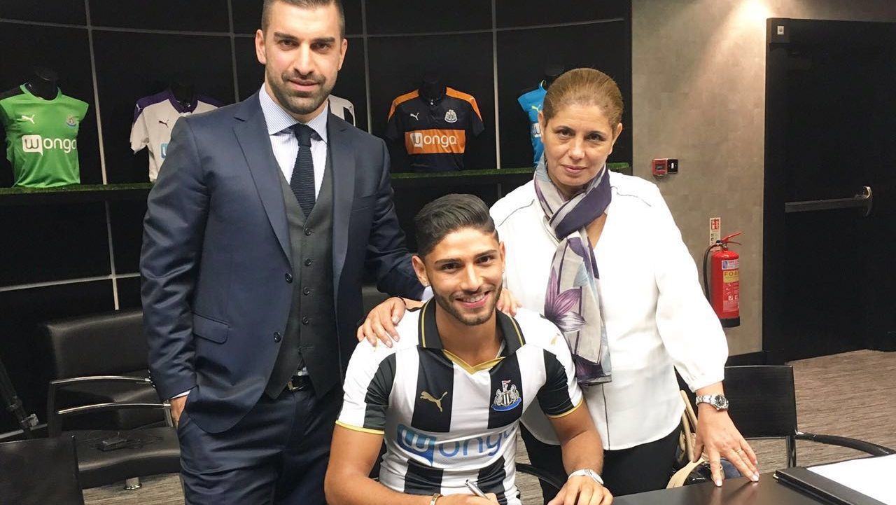Officiel: Achraf Lazaar s'engage pour 5 ans avec Newcastle