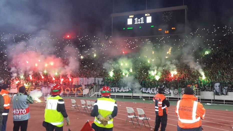 Vidéo-Diapo: le craquage de fumigènes des Ultras du Raja lors de la ...