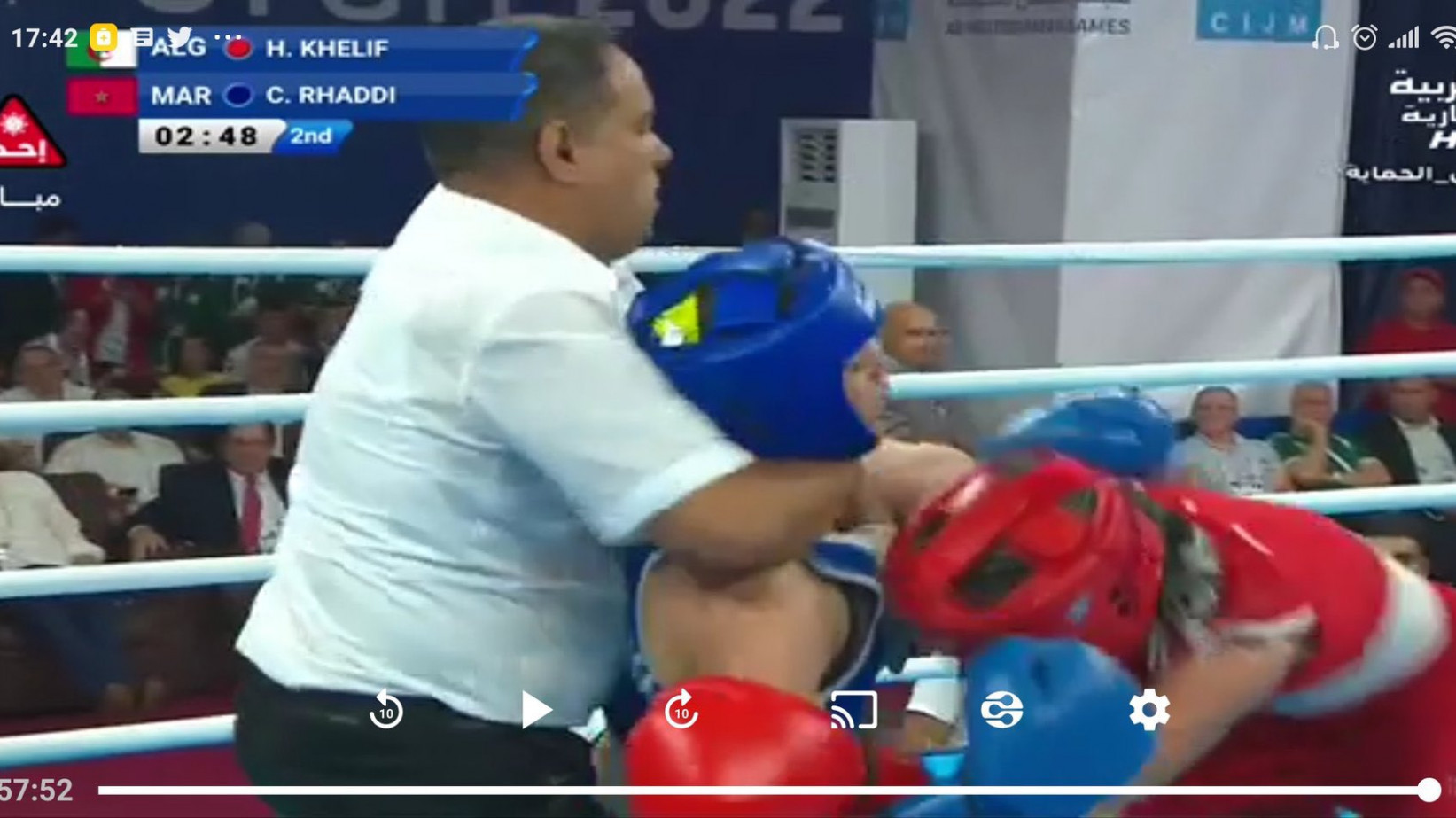 Vidéo. Scène surréaliste, un arbitre algérien étrangle une boxeuse ...