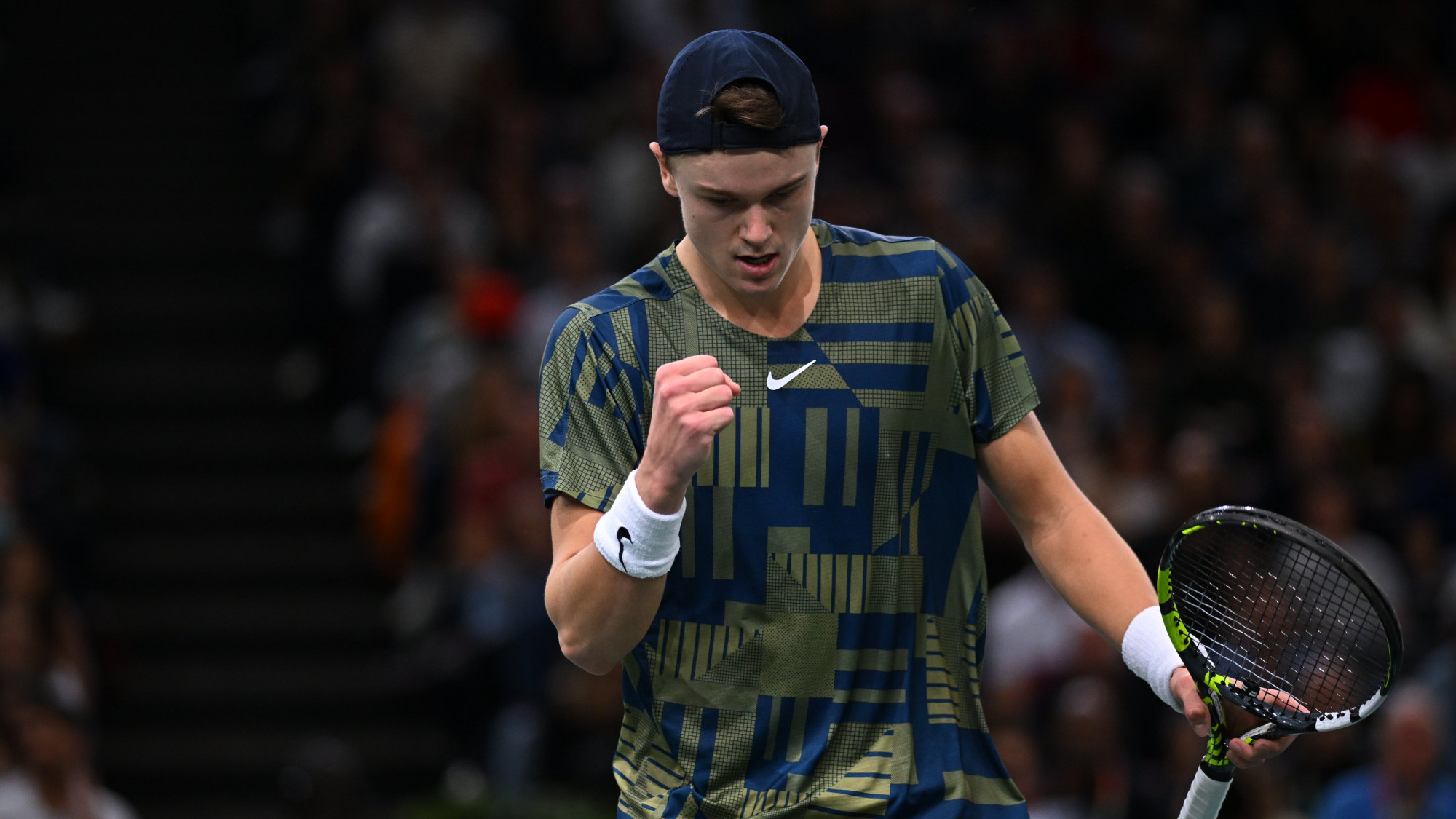 Tennis: le Danois Holger Rune bat Novak Djokovic et remporte le Masters ...