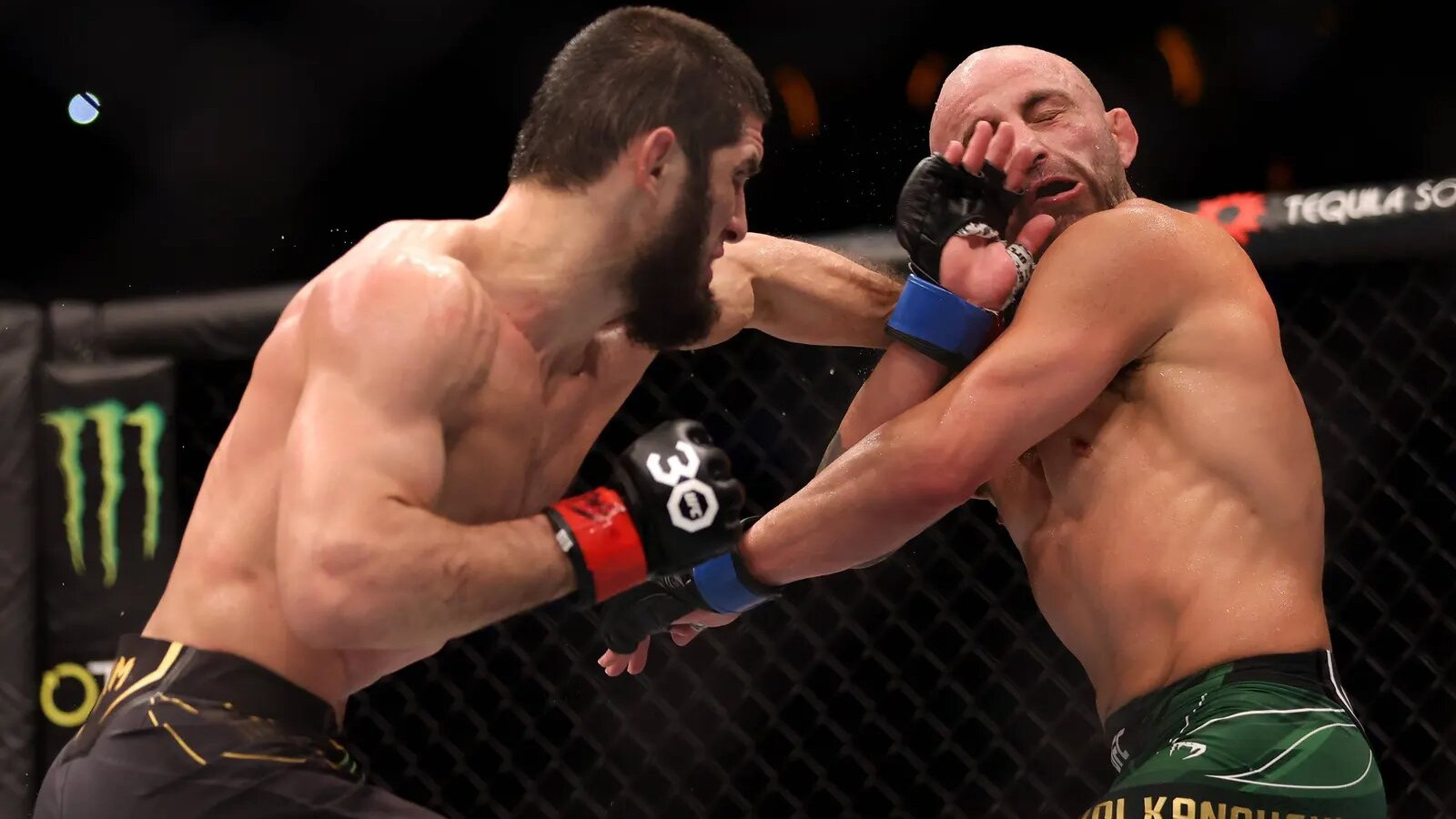 MMA: Makhachev conserve son titre face à Volkanovski