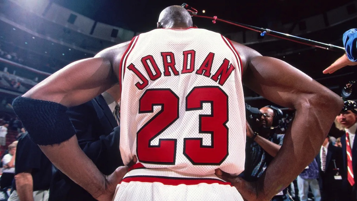 Nouveau record pour Michael Jordan: six baskets vendues 8 millions de ...