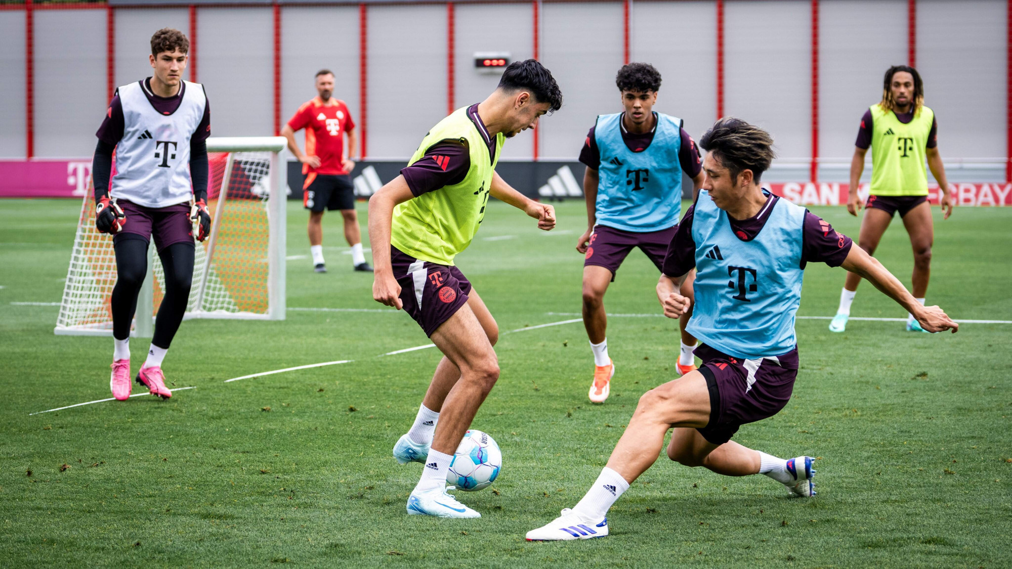 Pré-saison: Adam Aznou s'entraîne avec l'équipe première du Bayern